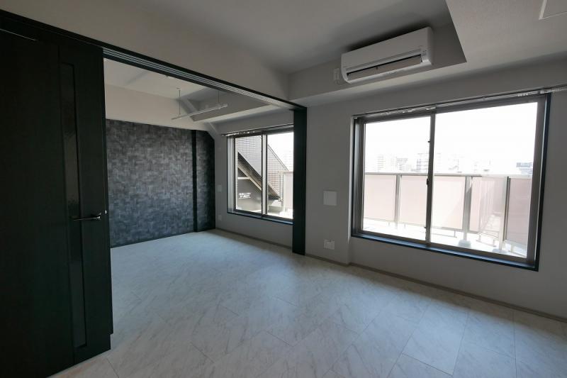 Otsuka Sta. 1DK 1002, Tokyo - Living Japan